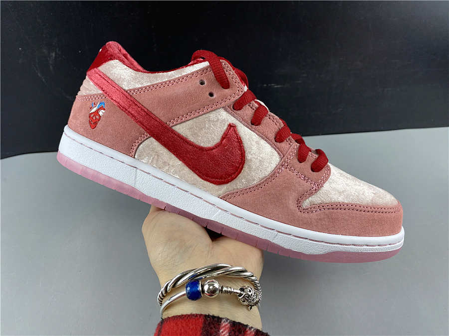 Nike SB Dunk Low StrangeLove Skateboards (Regular Box) CT2552-800 ...